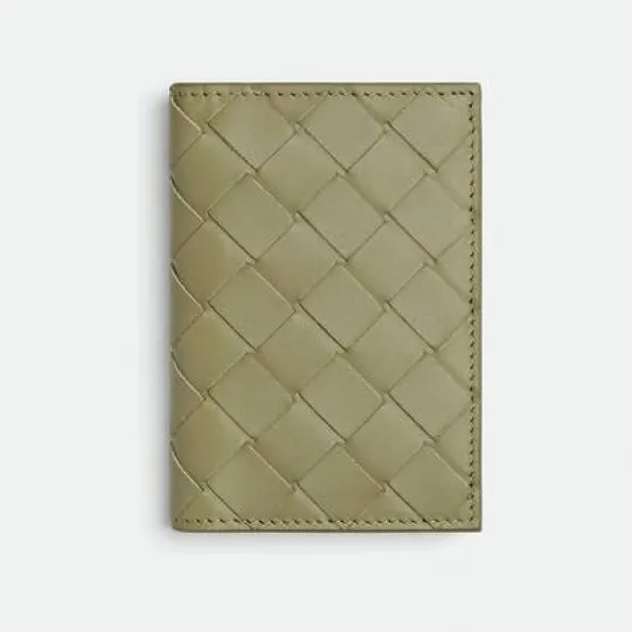 葆蝶家/Bottega Veneta 洞石色 / 鹦鹉绿 牛皮革 翻盖卡包 592619VCPQ62920-小迈步海淘品牌官网