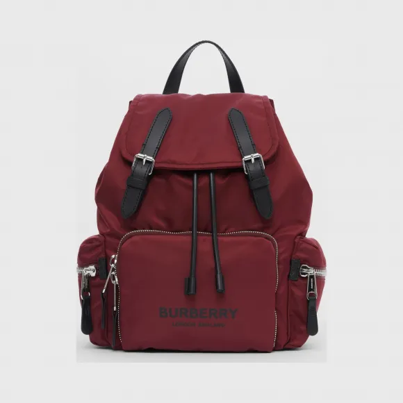 博百利/Burberry The Rucksack - 中号徽标印花 ECONYL® 军旅背包 (勃艮第酒红色) - 女士 80212621 ...