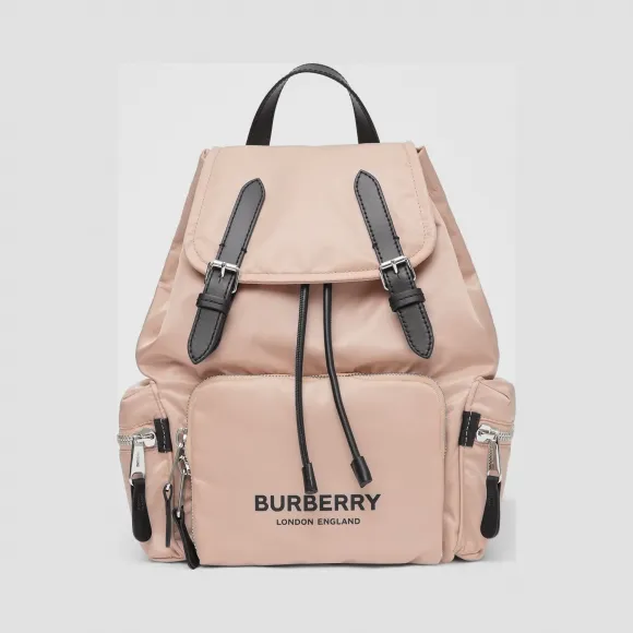 博百利/Burberry The Rucksack - 中号徽标印花 ECONYL® 军旅背包 (玫瑰米色) - 女士 80212641-小 ...
